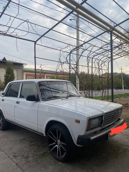 Lada 2107 sotiladi
