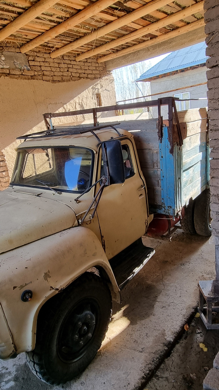 Gaz 52  yurib turibdi