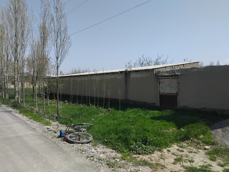 Uy sotiladi trassa chetida 28-sotix 9 xonali