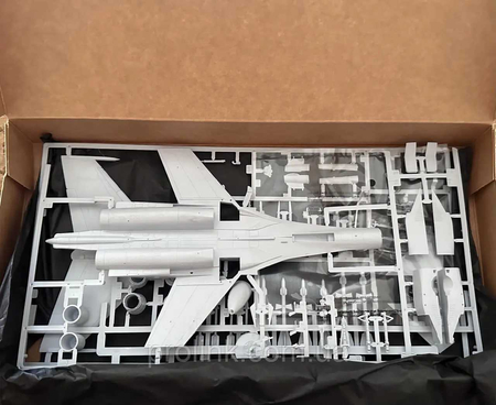 Сборная модель самолета Су-27 (MiniHobbyModels 1:48)