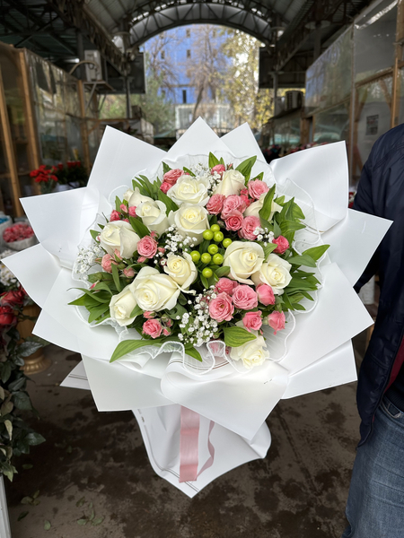 Zo’r buket gullar pion oq qizil roziviy