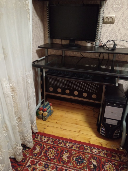 Компьютер в месте приставкой столом