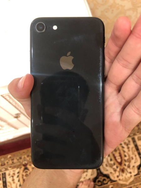 Apple 8 64 …..