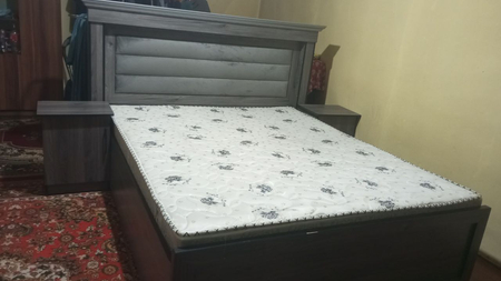 Кровать и 2 тумбочки
