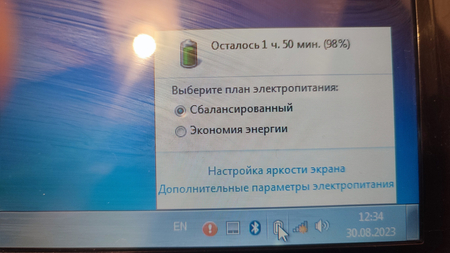Ноутбук ASUS в рабочем состоянии.