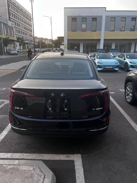 HongQI EQM-5 ev. 500km qora rang restayling eng ful pozitsiyasi