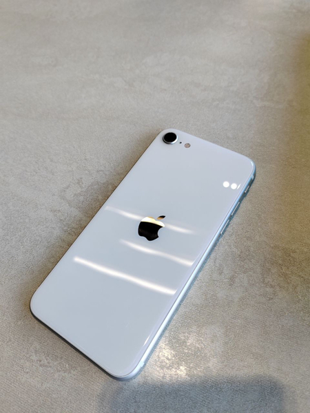 iPhone se 2020 ajoyib holatda