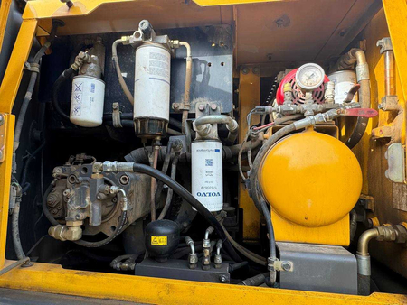 Excavator Volvo EW145 Gidromolot+ kichik kovush