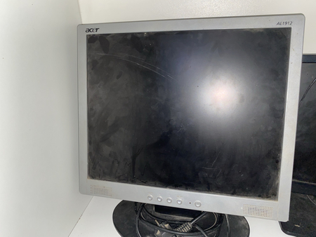 Monitorlar sotiladi
