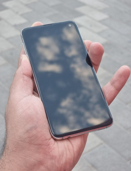 Продаеться Samsung S10e                  Договорная