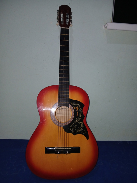 Gitara holati ideal narxi kelishamiz hech qayeri qirilmagan