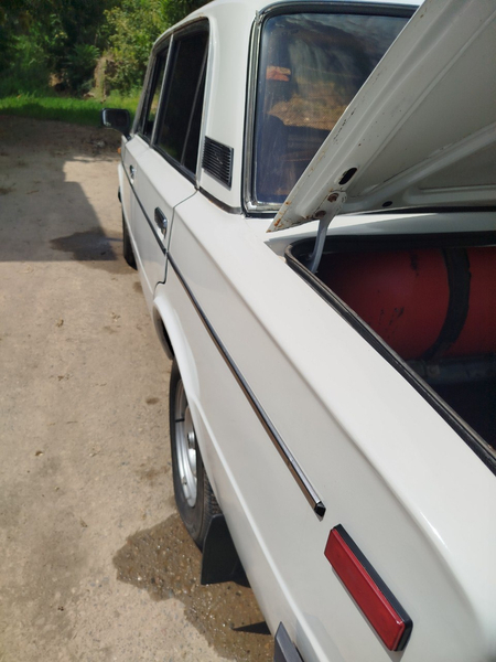 Moshina. Sotiladi gaz