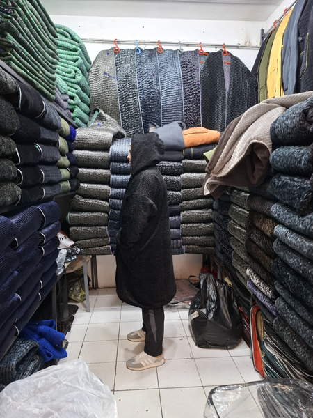 Kapishonli mexli kalta zamonaviy chopon
