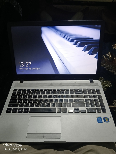 Noutbuk sotiladi Samsung