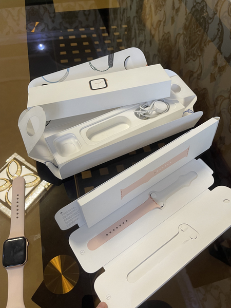 Apple Watch 4 розового цвета