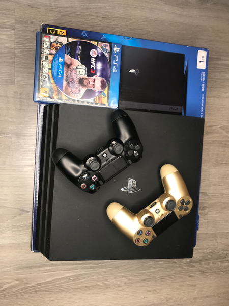 PlayStation 4 pro 1 терабайт с 2 джойстиками в идеале