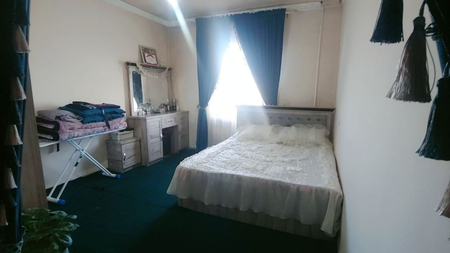 3 xonali dom maktab bogʻcha bolalar oʻyingohi paliklinika magazin bor