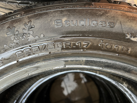 Kumho 225/55/r17  sotiladi 110 $