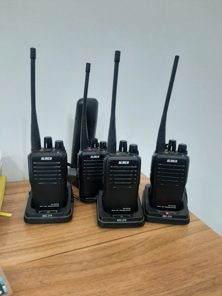 Продаётся рация 6-штук комплект с зарядниками ALINCO DJ-VX46 рабочий