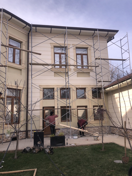 Decor fasad tyagi nalichnik oina belvo, karniz