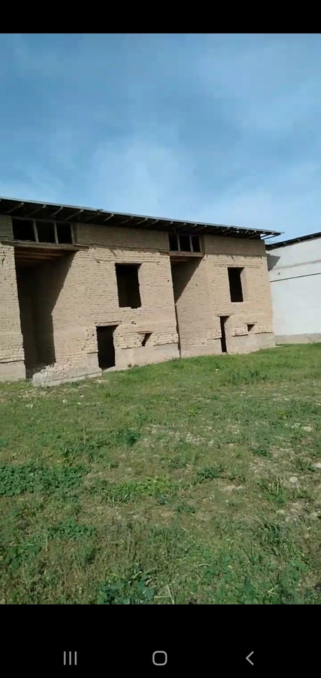 Yangiyolda 14 sòtx 2 etajli 8ta xonali uy sotiladi