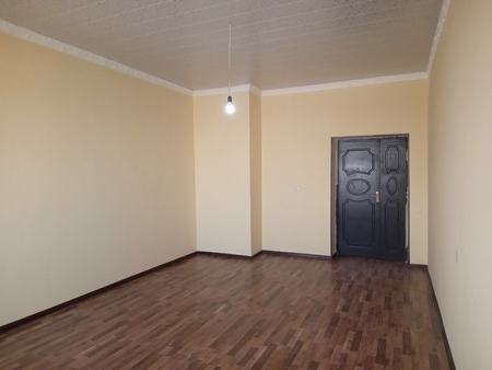 Barkamol avlod roʻparasida 9 etajkada 7 etajda 2 xonali uy 77 kv