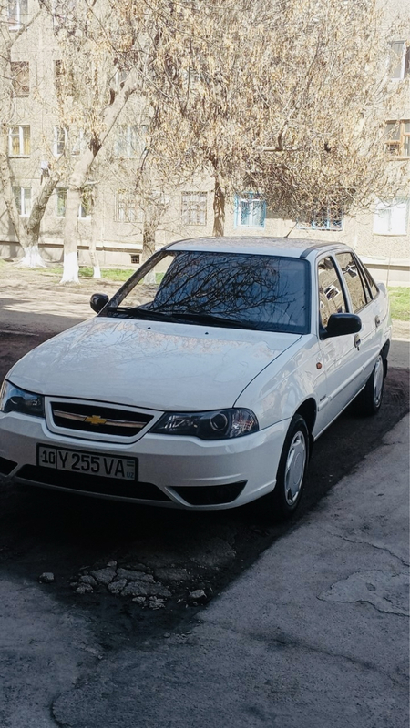 Nexia 2 sotiladi 1.6