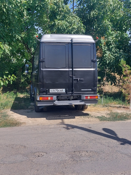 Hamma navarot qilingan yurib turgan moshina