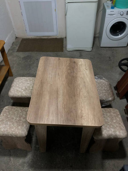 Срочно продам стол +4 стулья