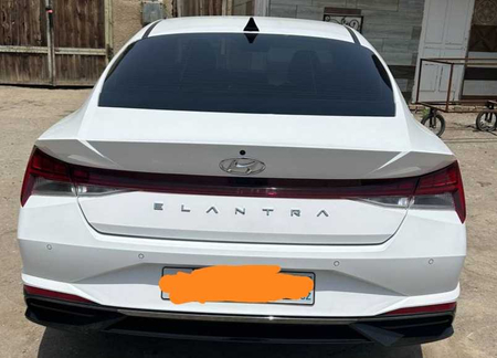 Hyundai Elantra sotiladi
