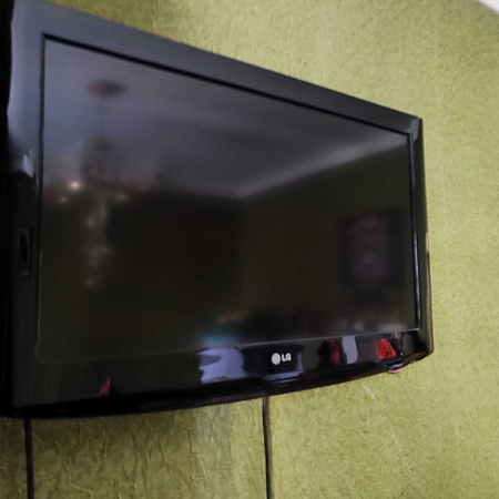 Телевизор LG. В хорошем состояние