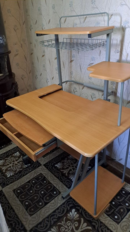 Компьютерный стол , из дерево .