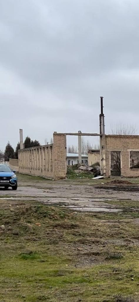 1.67 Га Фасад 100х200 м. Янгиюль. Угловой