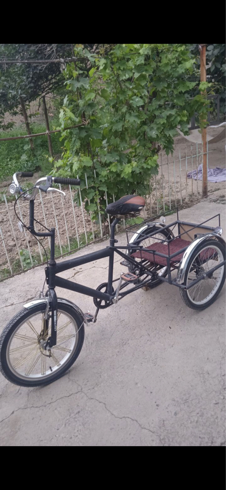 Уч оёкли велик