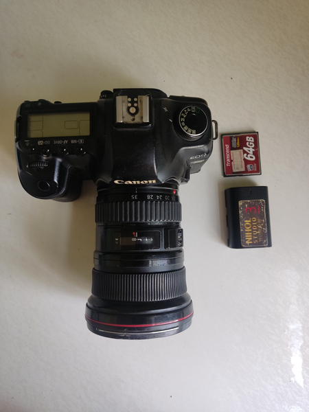 Canon 5 d mark 2.   400 $
