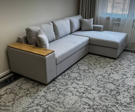 Uglavoy raskladnoy divan