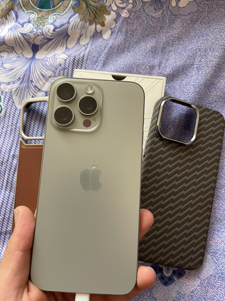Iphone 15 pro max  256 natural titanium