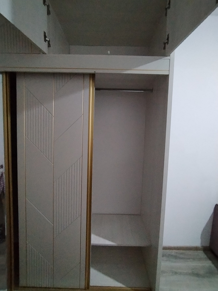 Шкаф почти новый в связи с переездом продам!