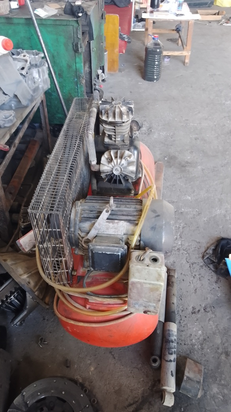 Компресор 380 В сотилади