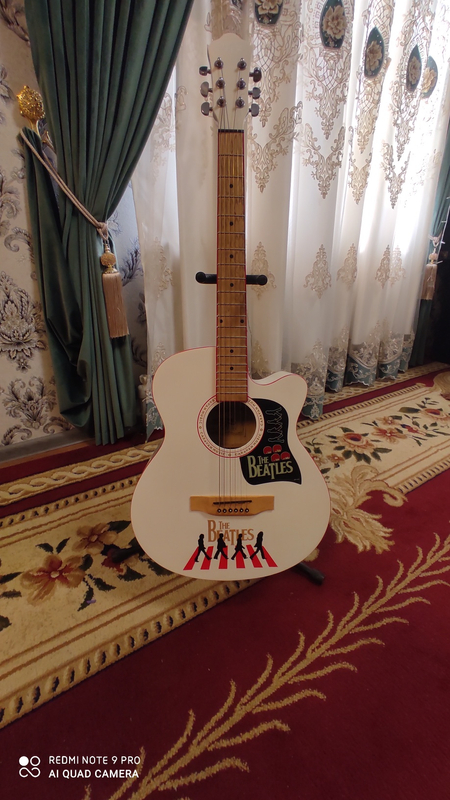 Gitara sotiladi sostayanisi yaxshi
