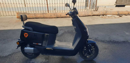 Всесезонный скутер от yadea 2000wat. Cruise control.