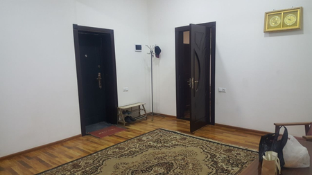 Шарк бозорча томонда жойлашган 3 хонали квартира ижарага берилади
