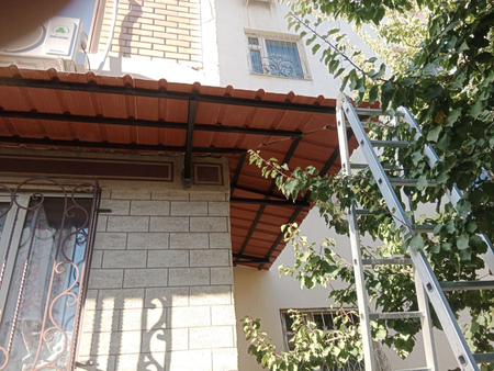 Установка козырьков и бельевых роликов