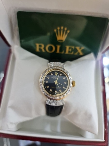 Миниатюрные и очень нежные женские часики Rolex с бриллиантиками.