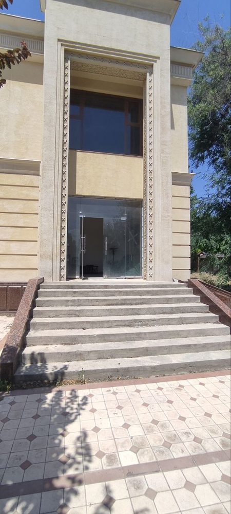 Продается отдельно стоящие здания коммерческое назначения.