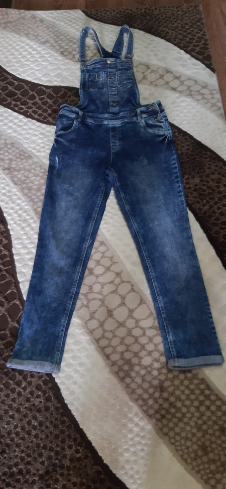 Продам  женские  джинсы. Комбинезон.