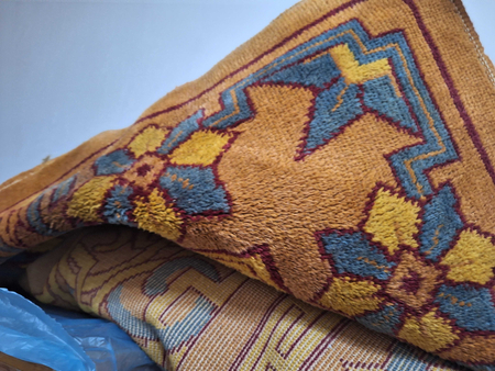 Gilamlar sotiladi. Продаются ковры
