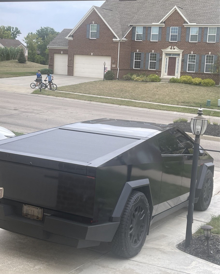 Tesla “Cybertruck”
