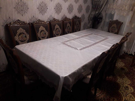 Продаётся стол со стульями в гостиной и раскладное кресло
