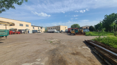 Продаётся 2 х уровневое здание с территорией 65 соток, ровная земля со